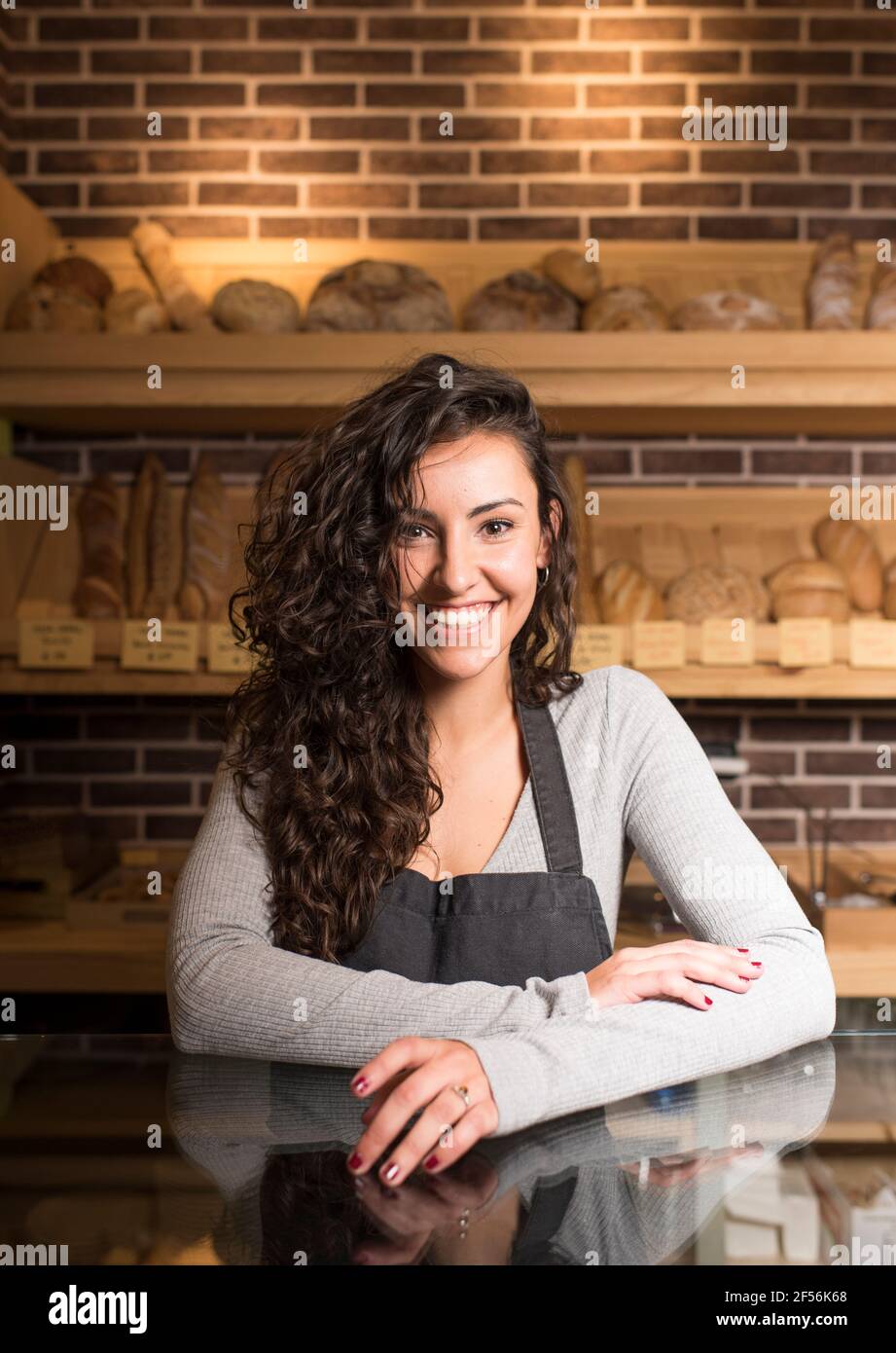 Happy shop hi-res stock photography and images - Alamy