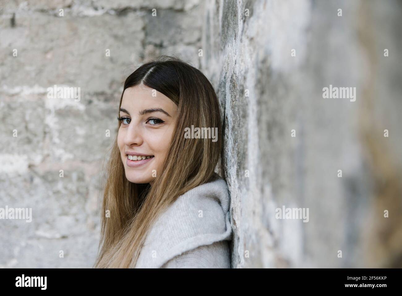 Woman leaning wall hi-res stock photography and images - Alamy