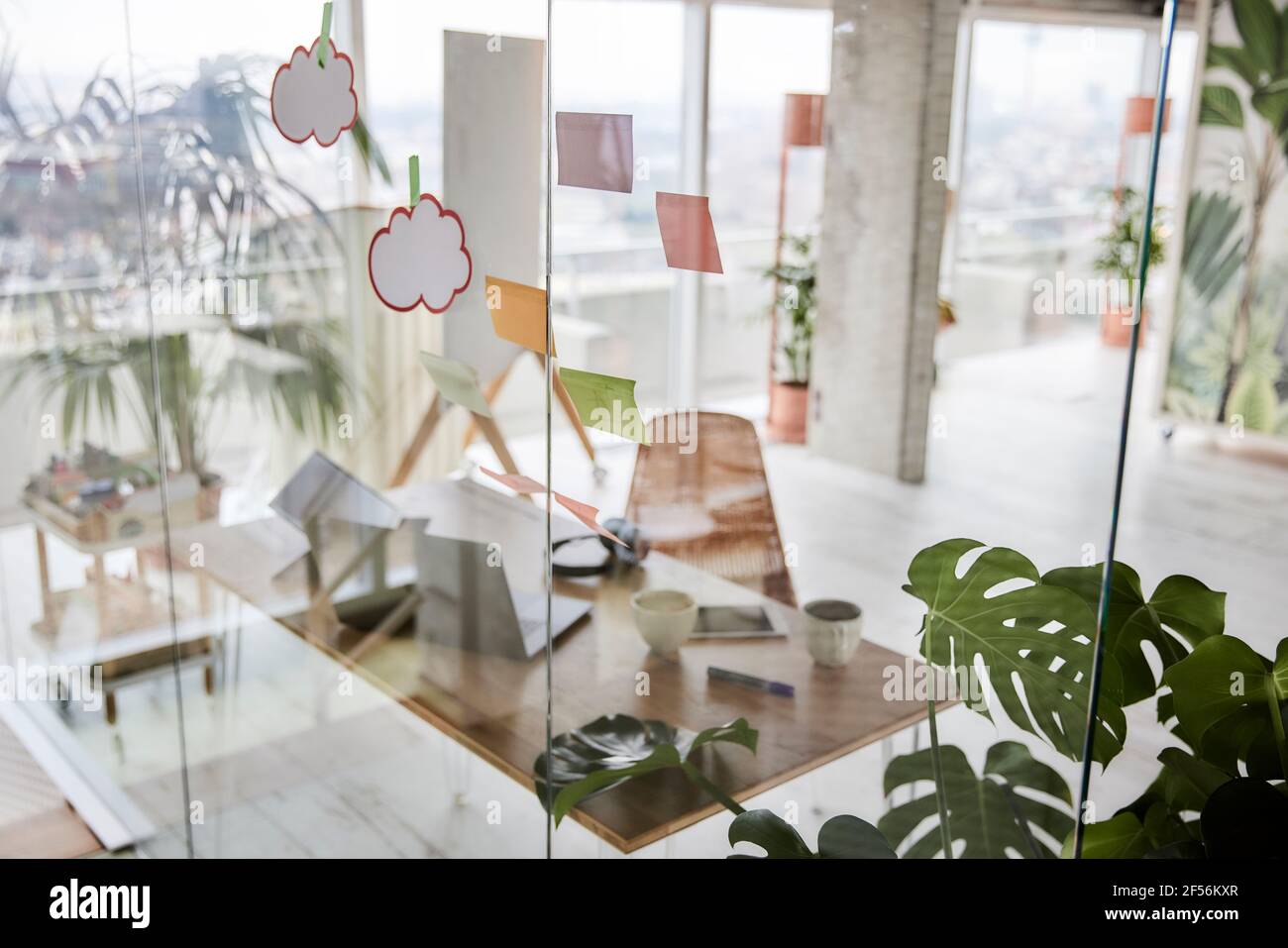 Post it notes office desk wall hi-res stock photography and images - Alamy