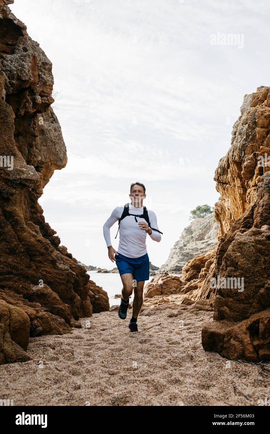 Man running sand hi-res stock photography and images - Alamy
