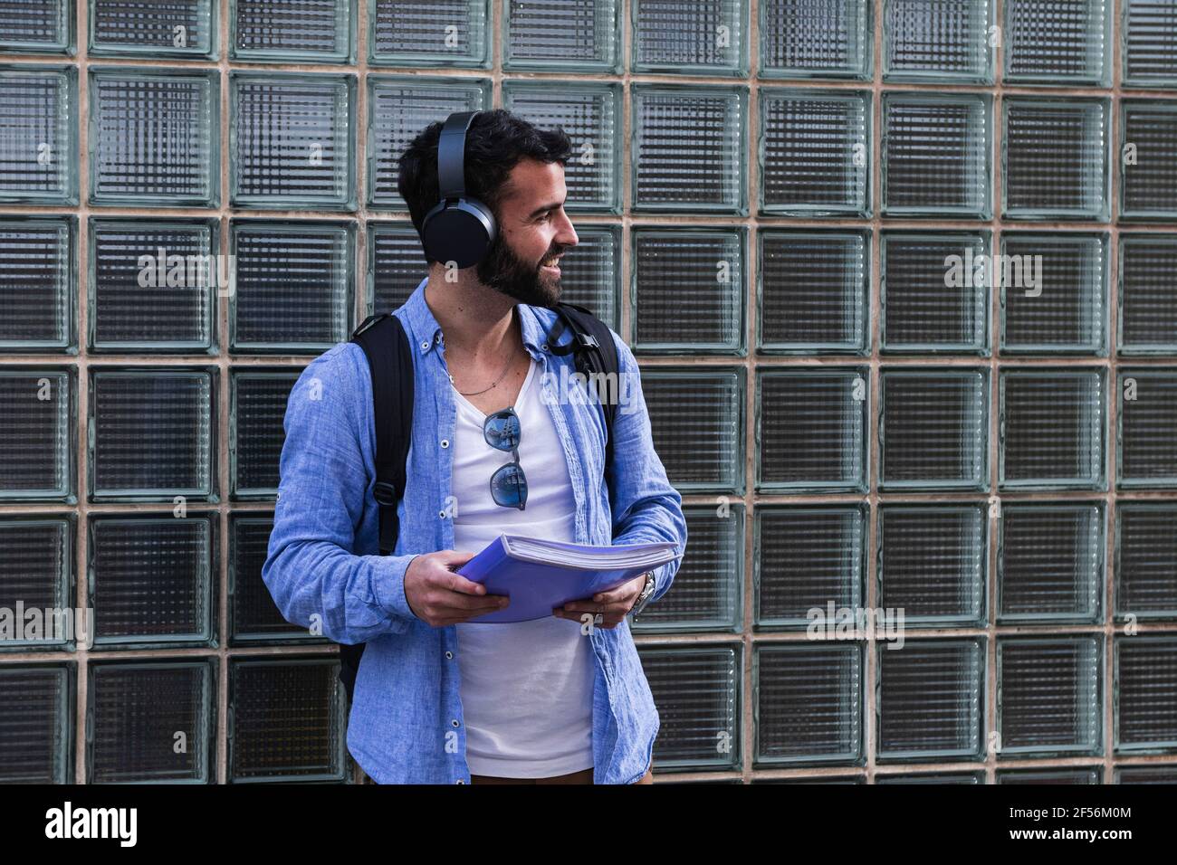 Business professional listening hi-res stock photography and images - Alamy