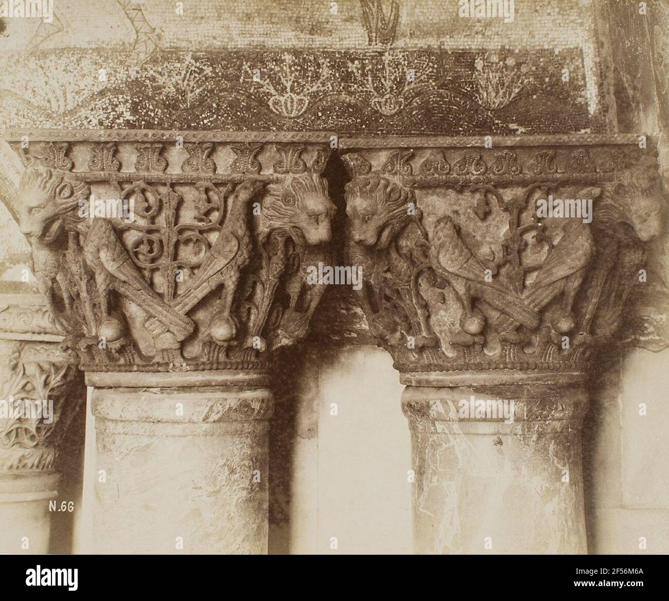 Two pillars hi-res stock photography and images - Alamy