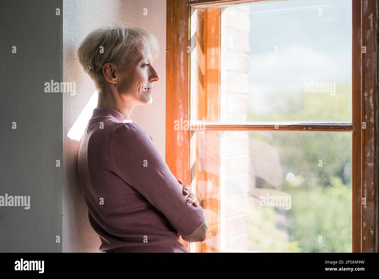 Sunlight through window on wall hi-res stock photography and images - Alamy