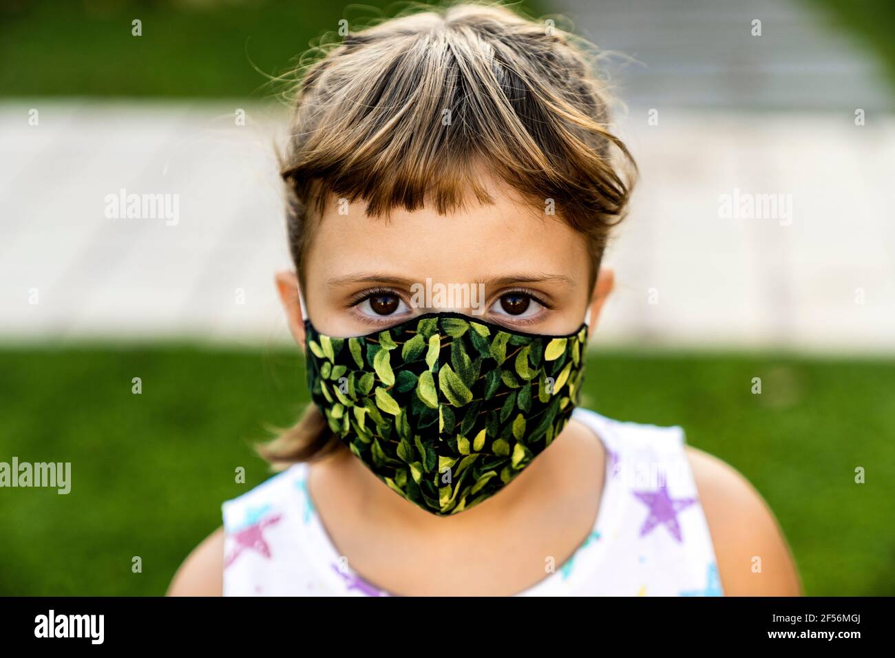 Face mask outdoors hi-res stock photography and images - Alamy
