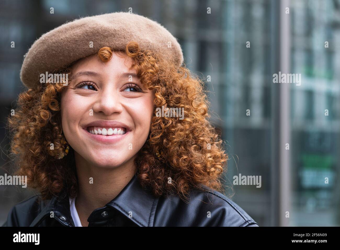 Girls beret hi-res stock photography and images - Alamy