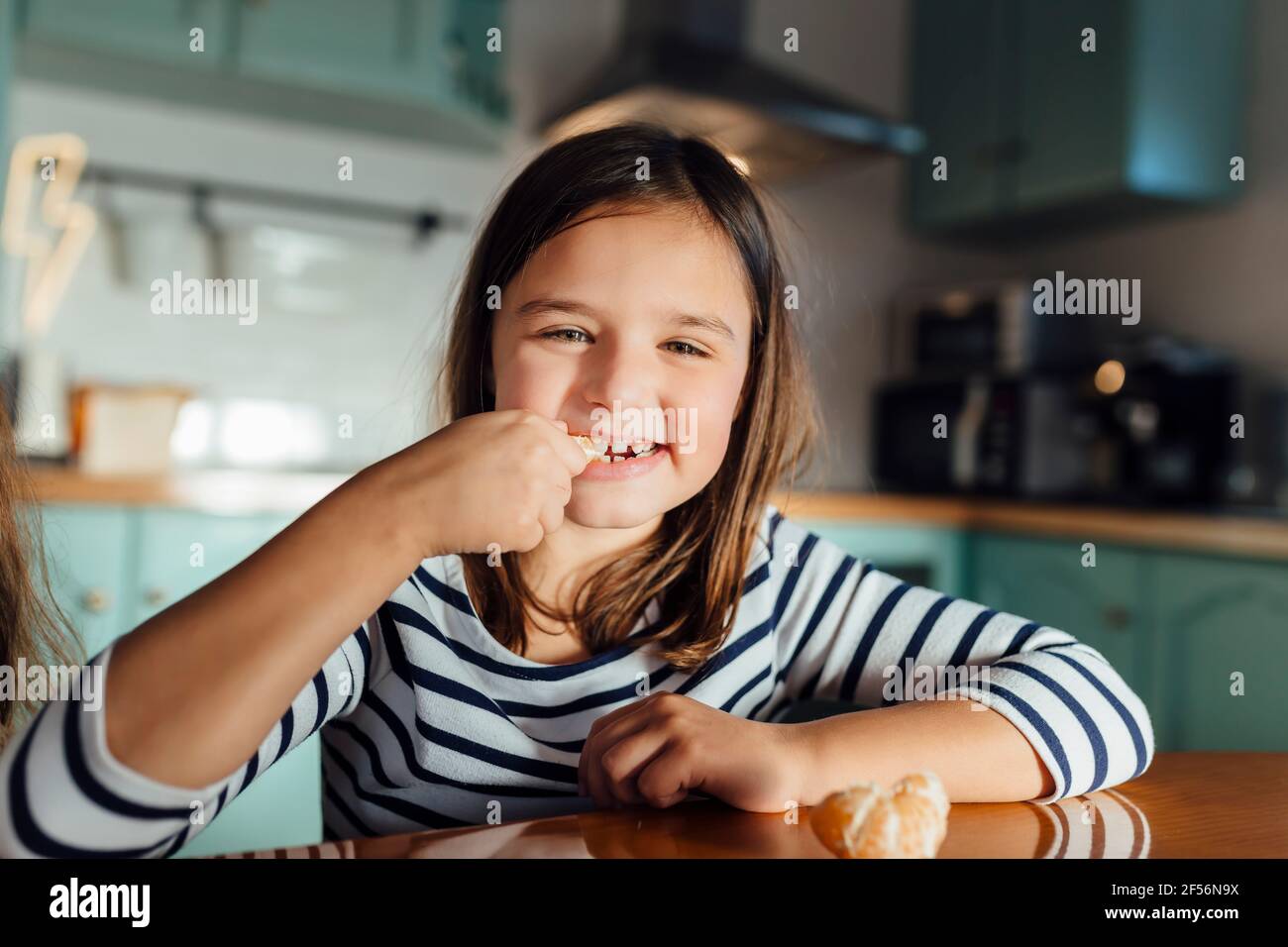 Children eating at kitchen table hi-res stock photography and images ...