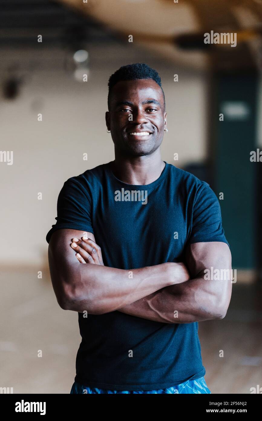Arms crossed african sportsman hi-res stock photography and images - Alamy