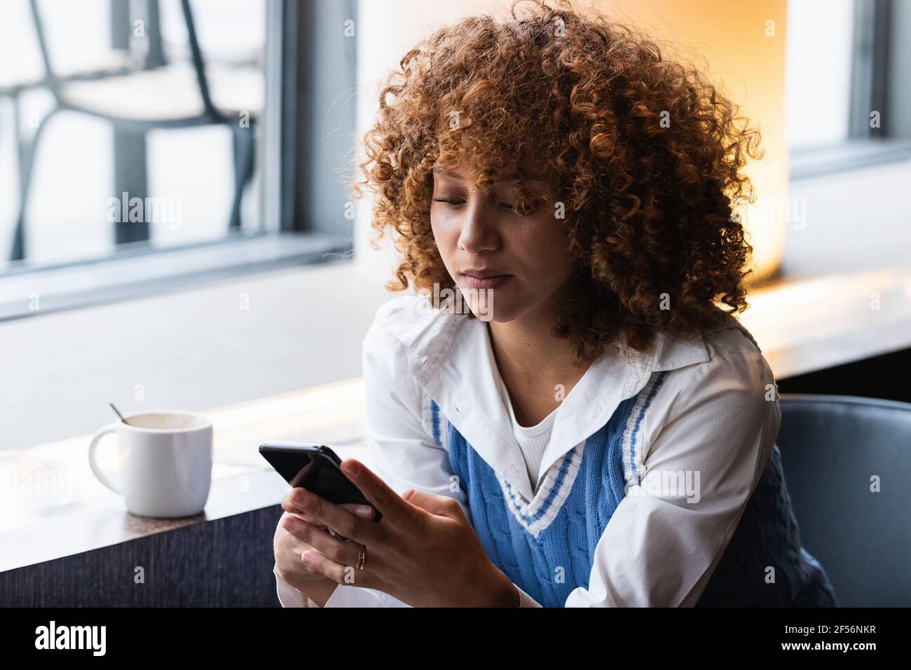 Teenage girl using mobile device hi-res stock photography and images ...