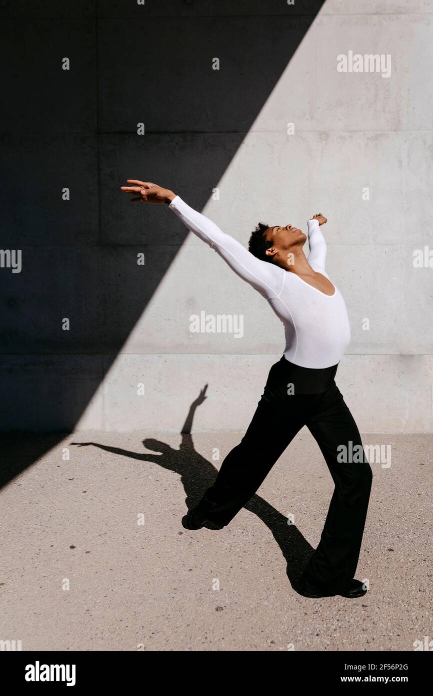 Flexible man hi-res stock photography and images - Alamy