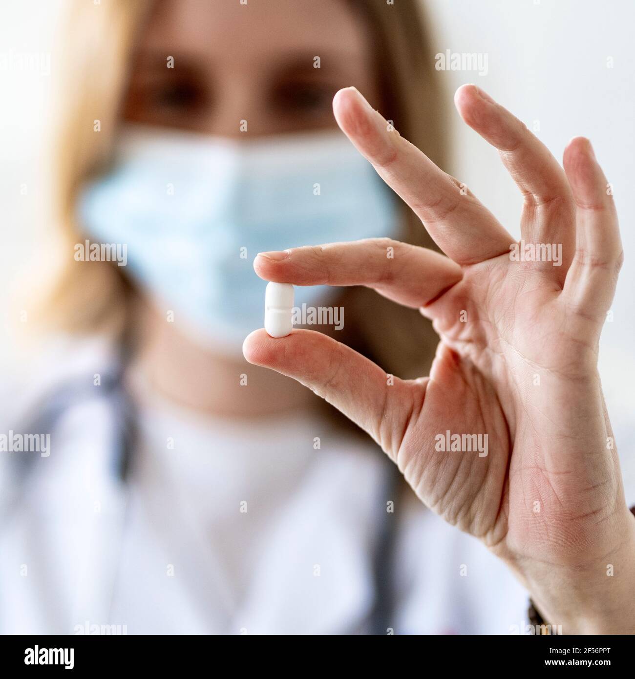 Female doctor holding capsule Stock Photo - Alamy