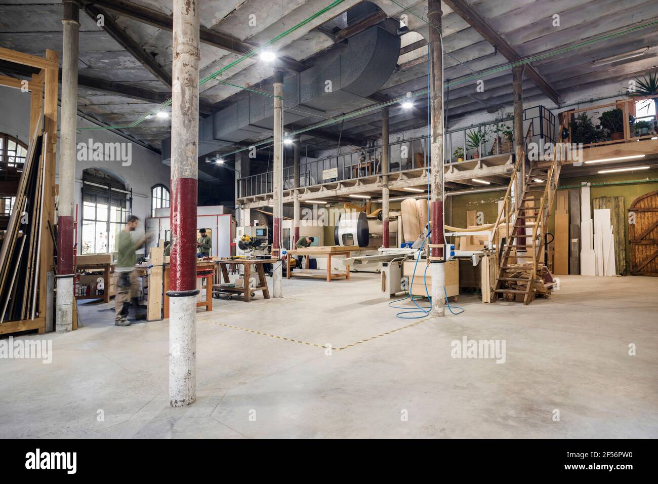 Carpentry column hi-res stock photography and images - Alamy