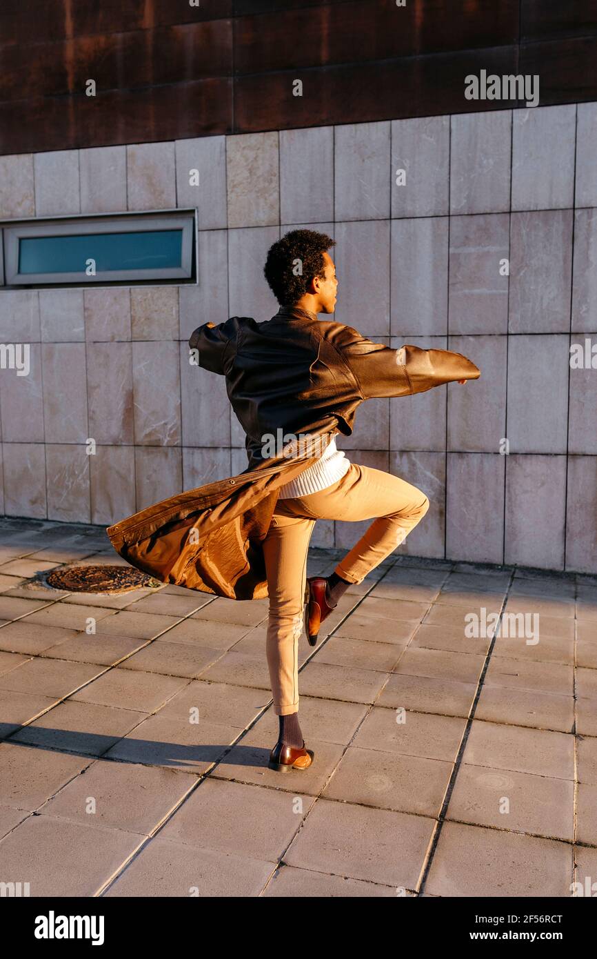 Man spinning while practicing dance against building Stock Photo - Alamy
