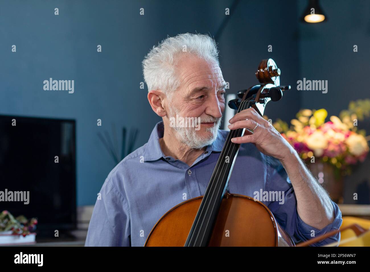 Retirement home interior playing hi-res stock photography and images ...