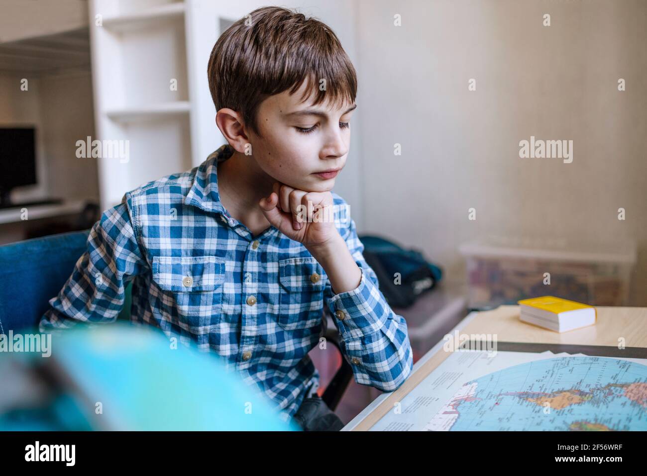 Children studying map hi-res stock photography and images - Alamy
