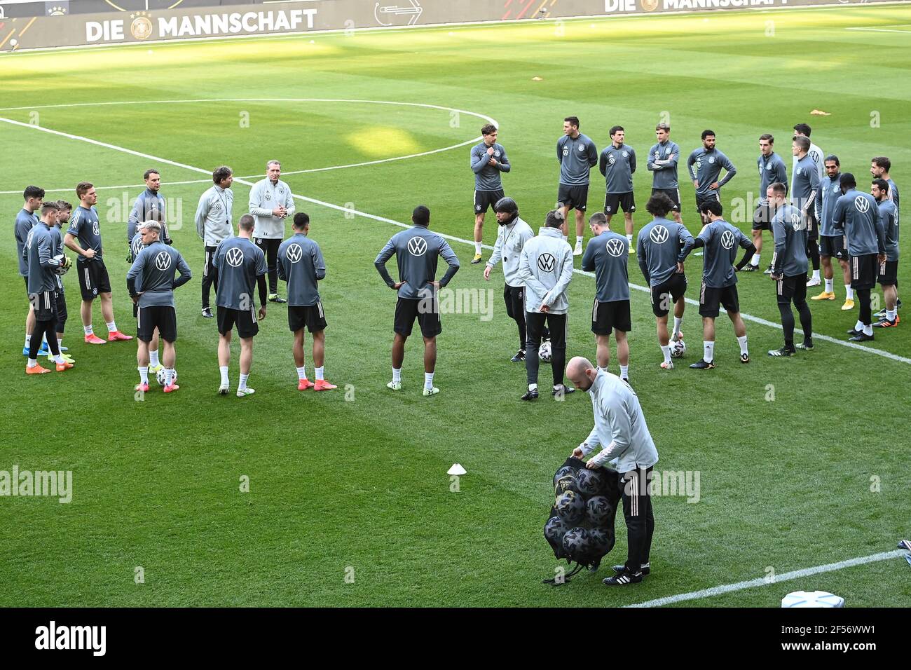 Team circle before training. GES / Fussball / DFB-Training Duisburg ...