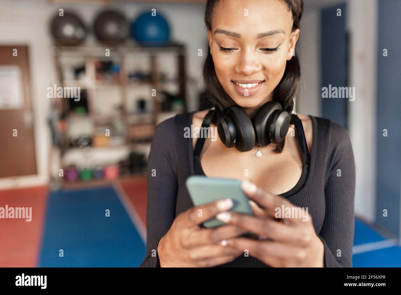 Woman phone gym hi-res stock photography and images - Alamy