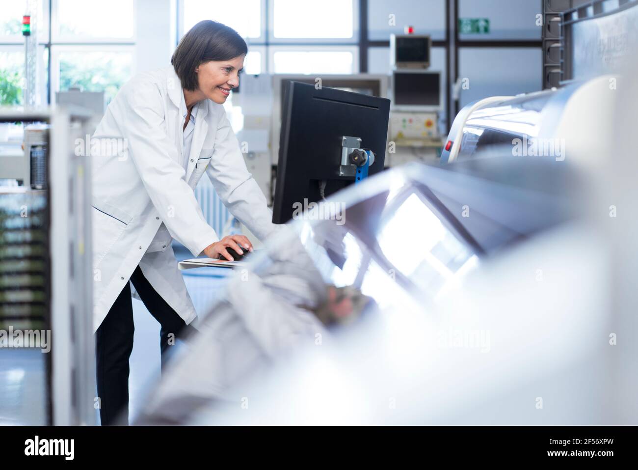 Female computer scientist hi-res stock photography and images - Alamy