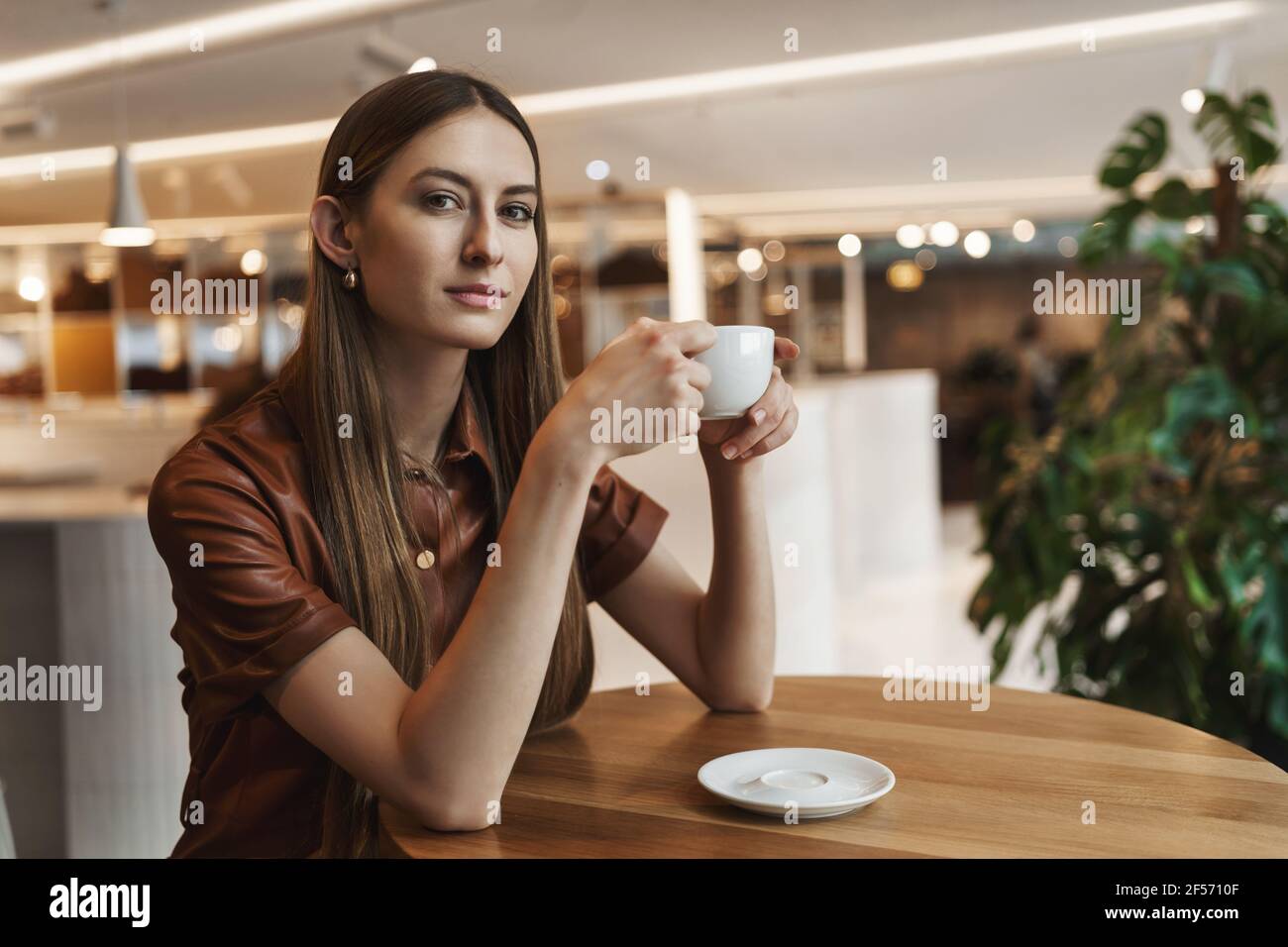 Date cafe alone hi-res stock photography and images - Alamy