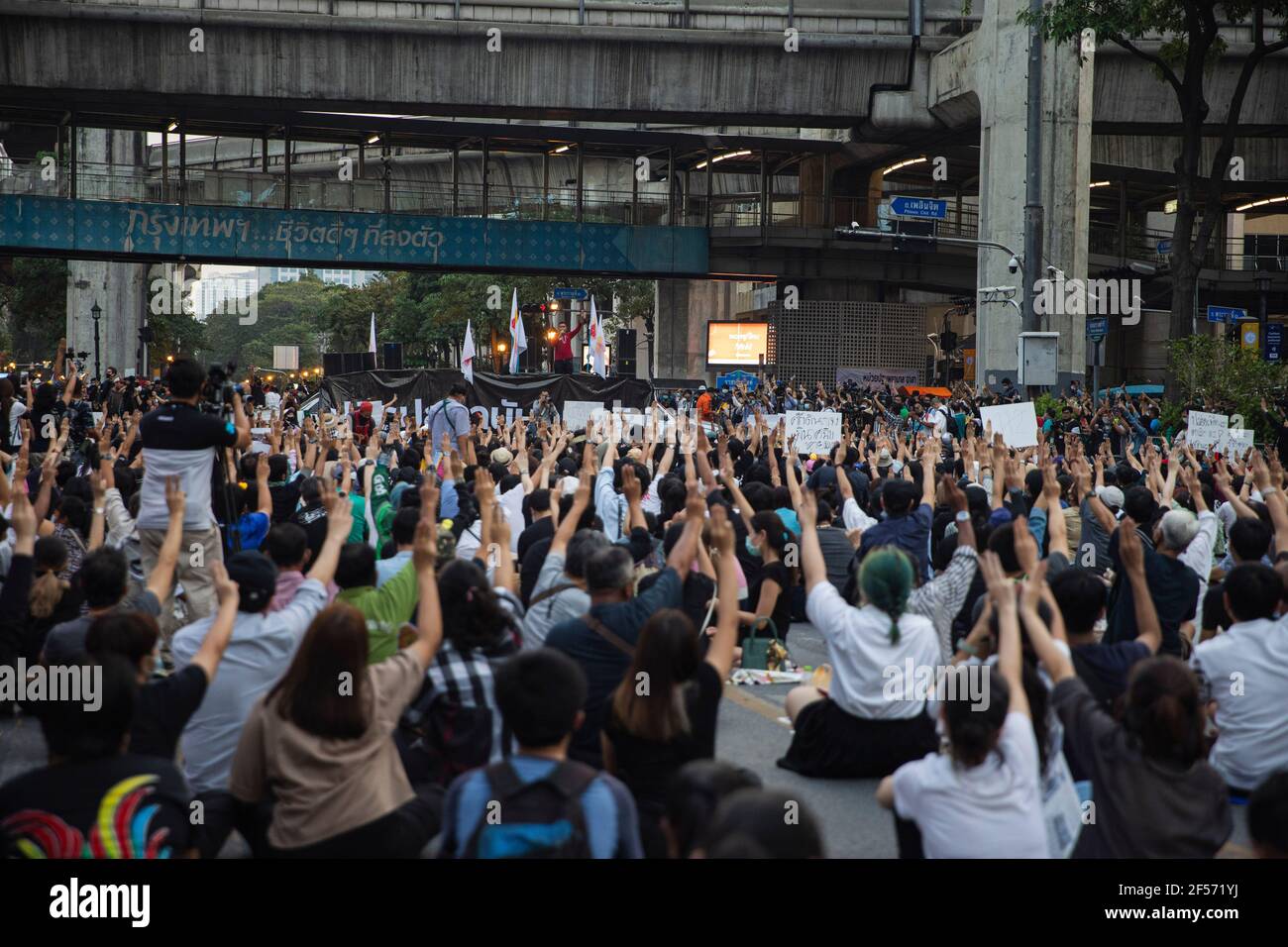 Protest crowd middle finger hi-res stock photography and images - Alamy