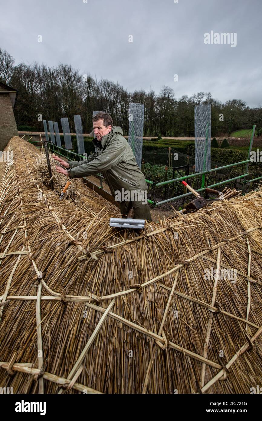 Master Thatcher, Adam Nash professional roof thatcher fits 'Hazel Spars ...