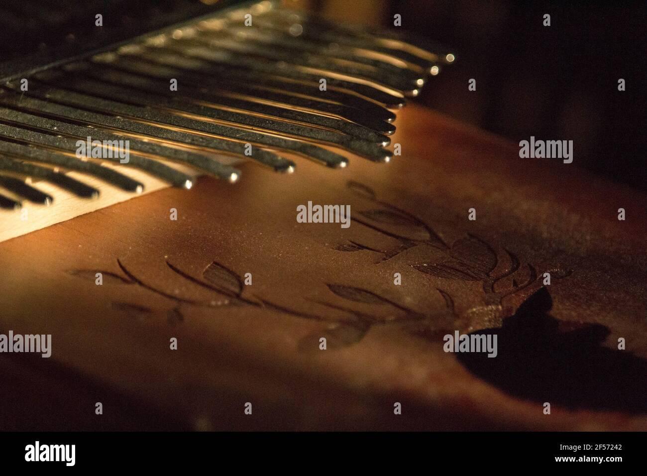 African thumb piano hi-res stock photography and images - Alamy