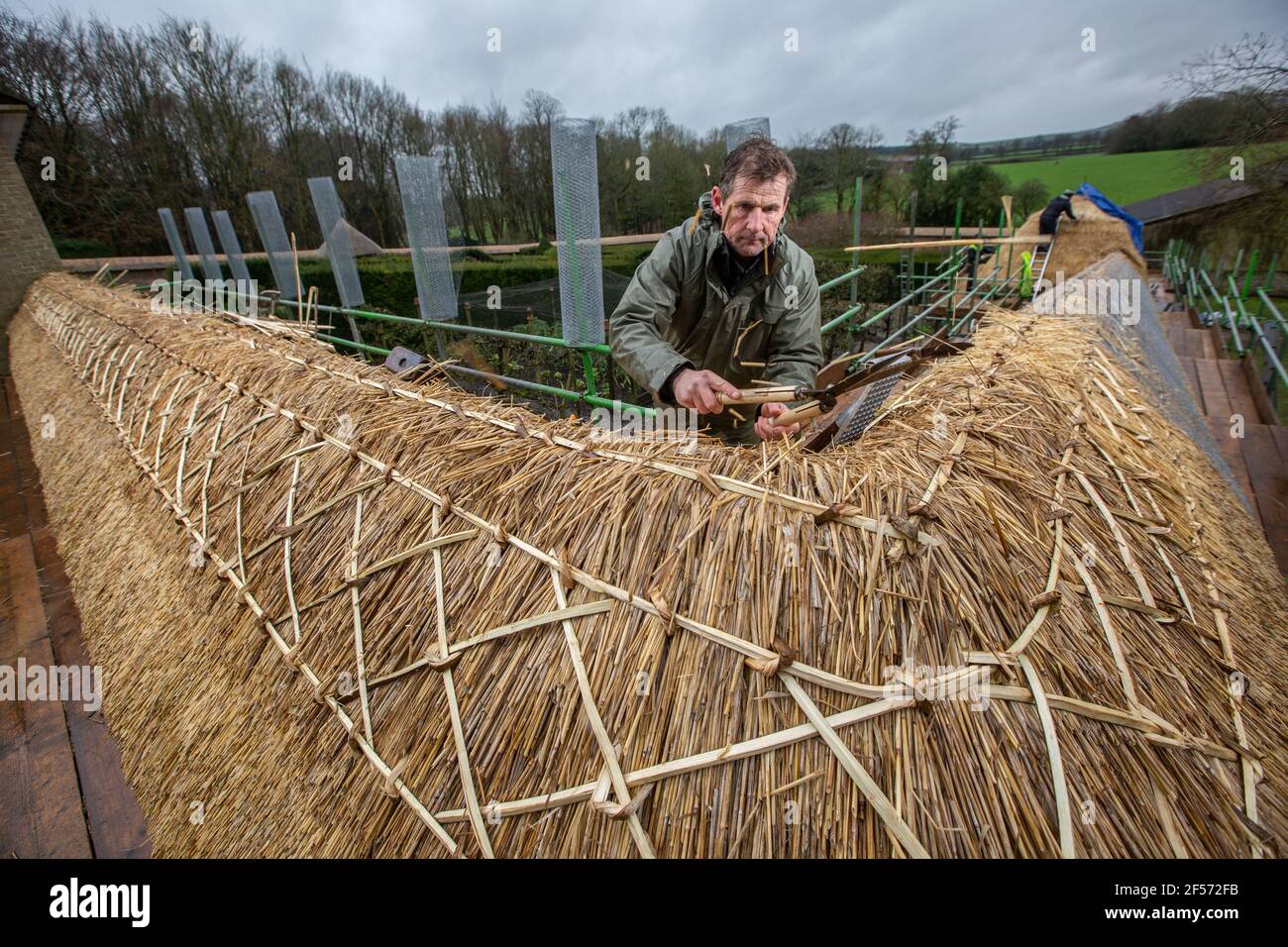 Master Thatcher, Adam Nash professional roof thatcher fits 'Hazel Spars ...