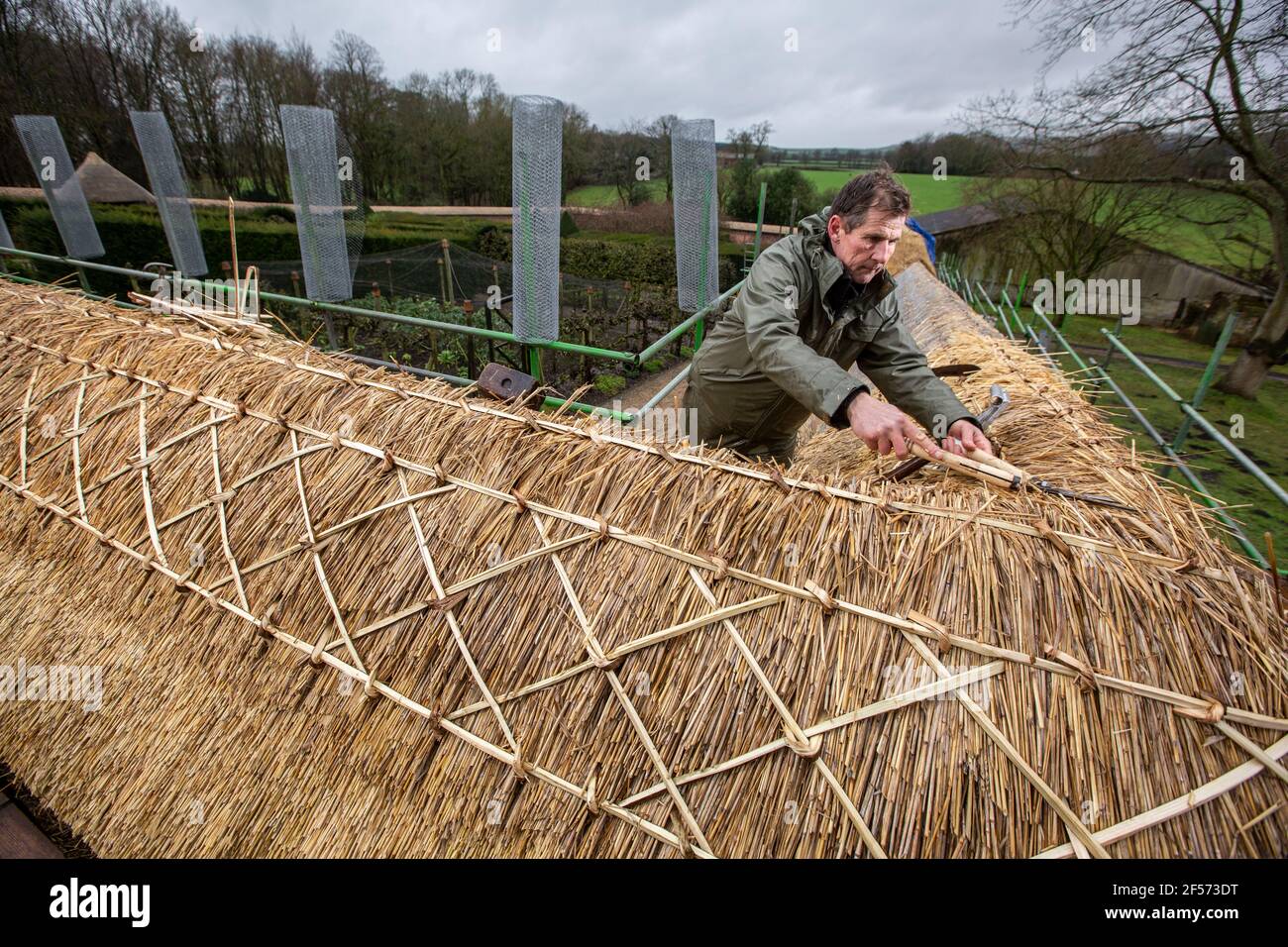 Master Thatcher, Adam Nash professional roof thatcher fits 'Hazel Spars ...