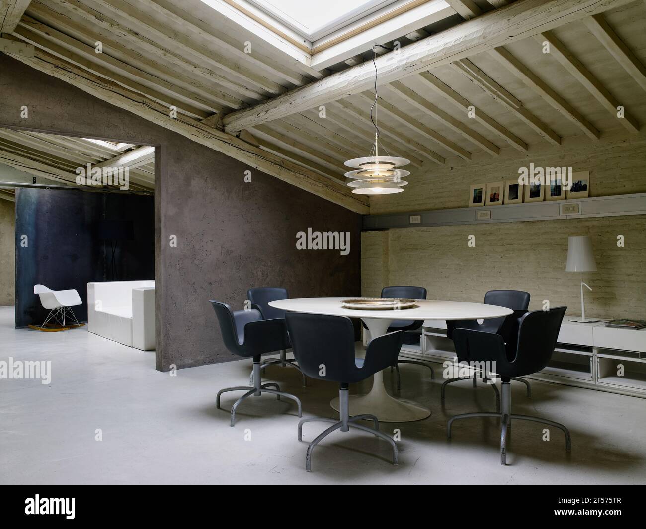 Open space bedroom hi-res stock photography and images - Alamy