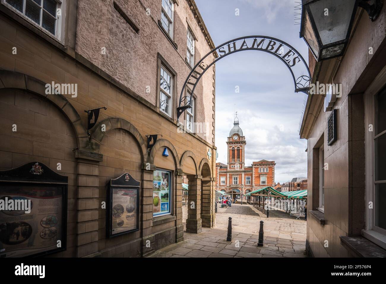Chesterfield medieval market chesterfield town hi-res stock photography ...