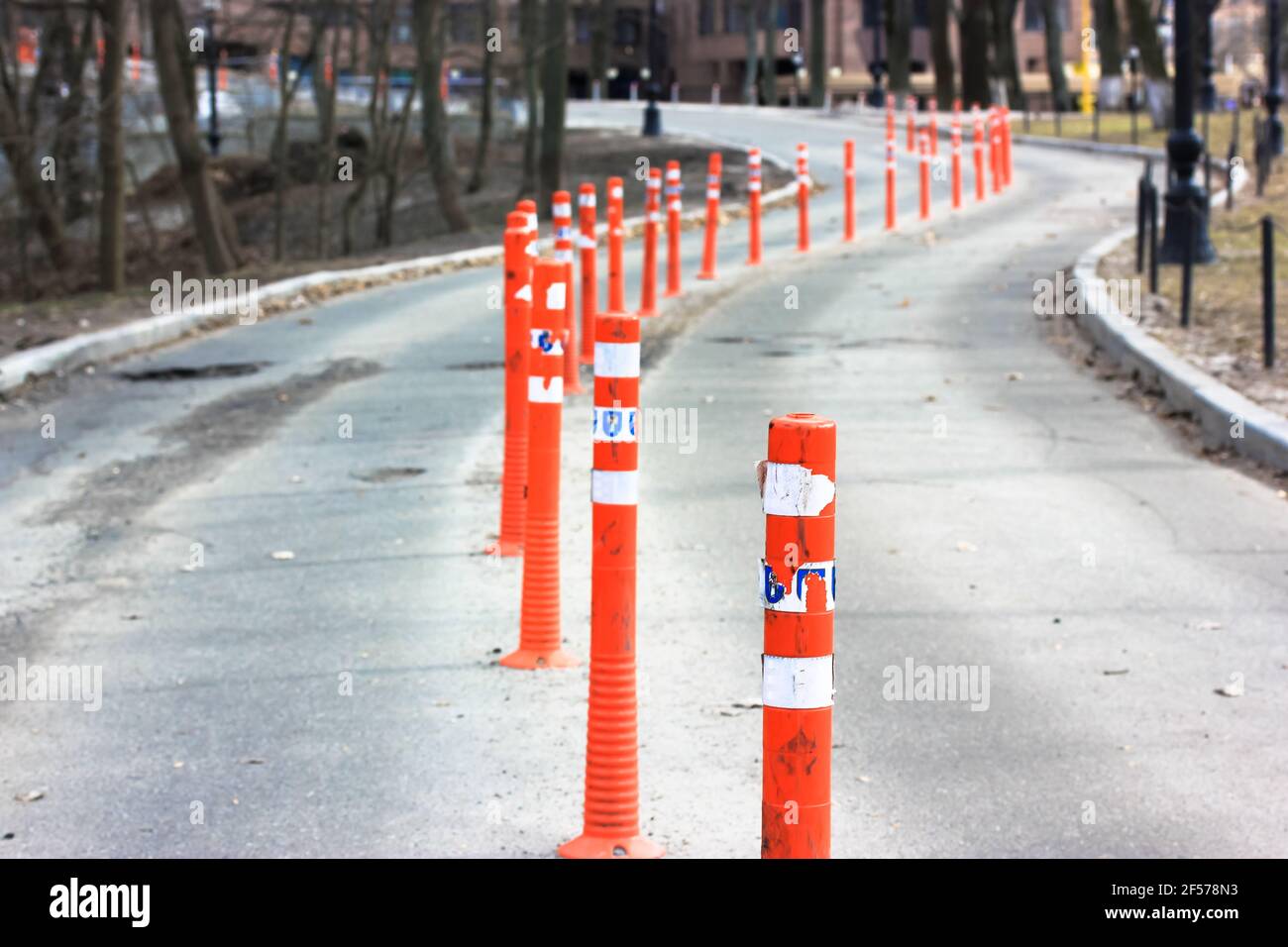 Road divider concrete hi-res stock photography and images - Alamy