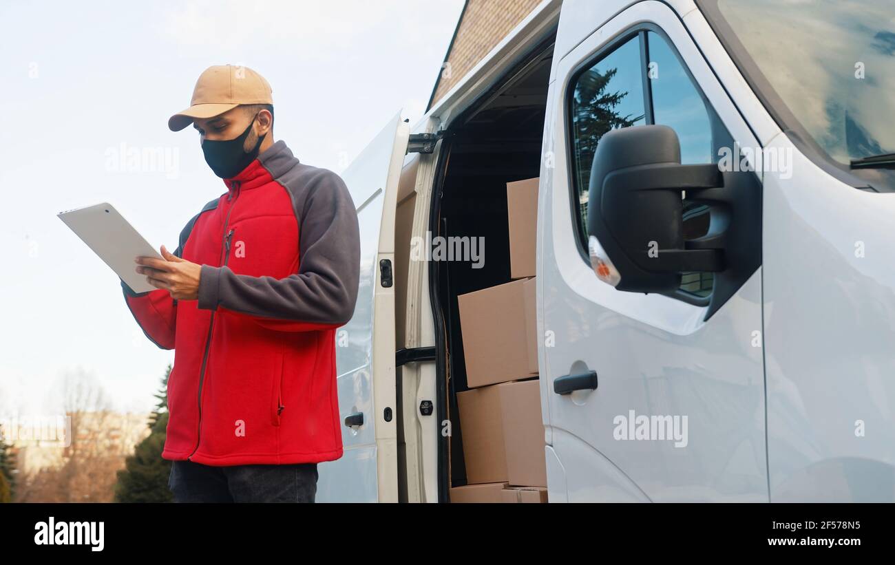Man mask delivering order hi-res stock photography and images - Alamy