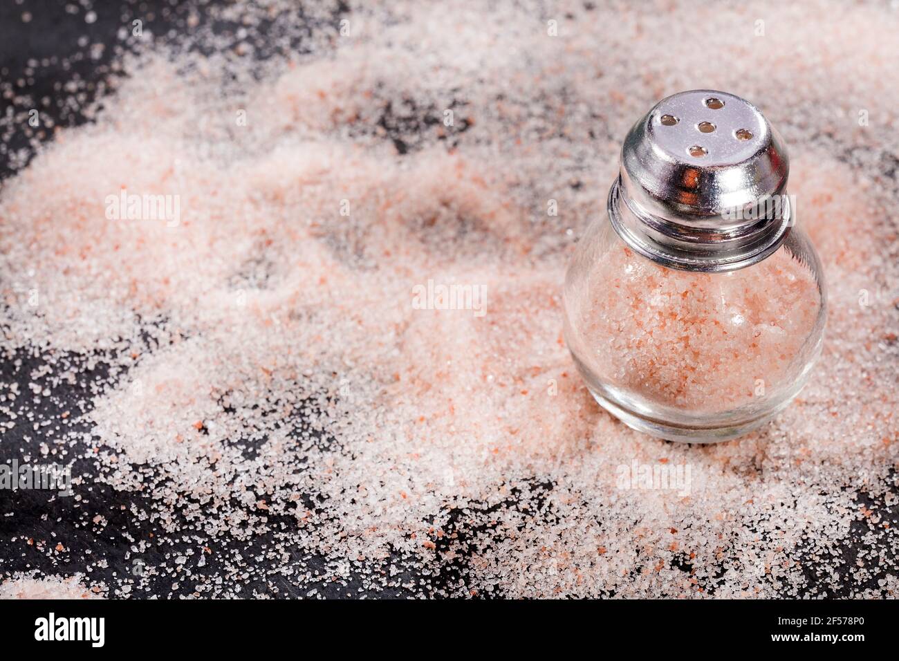 Fine pink salt from the Himalaya Stock Photo - Alamy