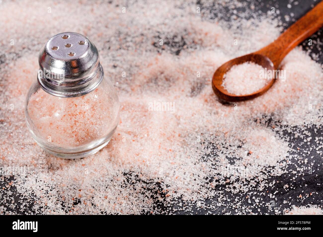 Fine grains of pink Himalayan salt, powder red rock salt from Pakistan ...