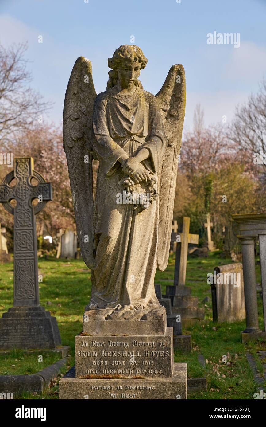 statue of an angel graveyard Stock Photo - Alamy