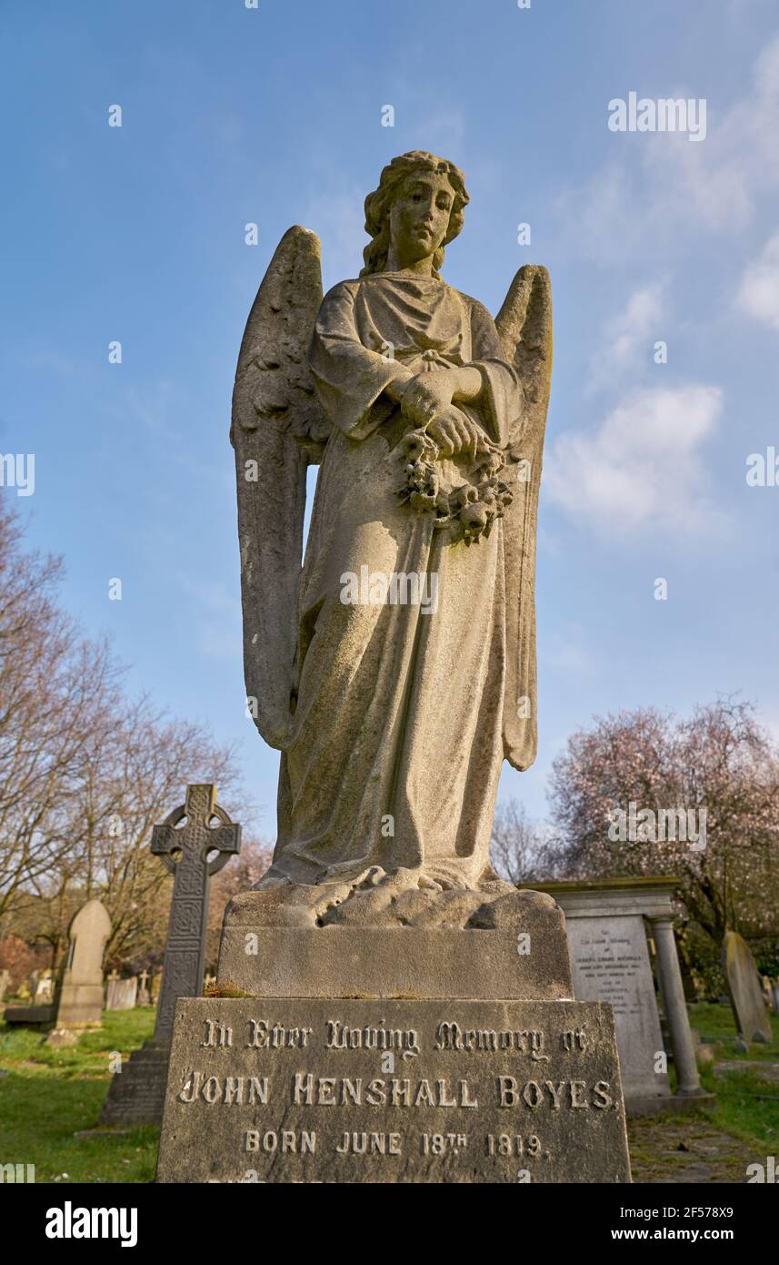 statue of an angel graveyard Stock Photo - Alamy