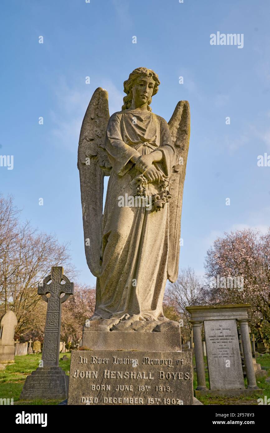 statue of an angel graveyard Stock Photo - Alamy