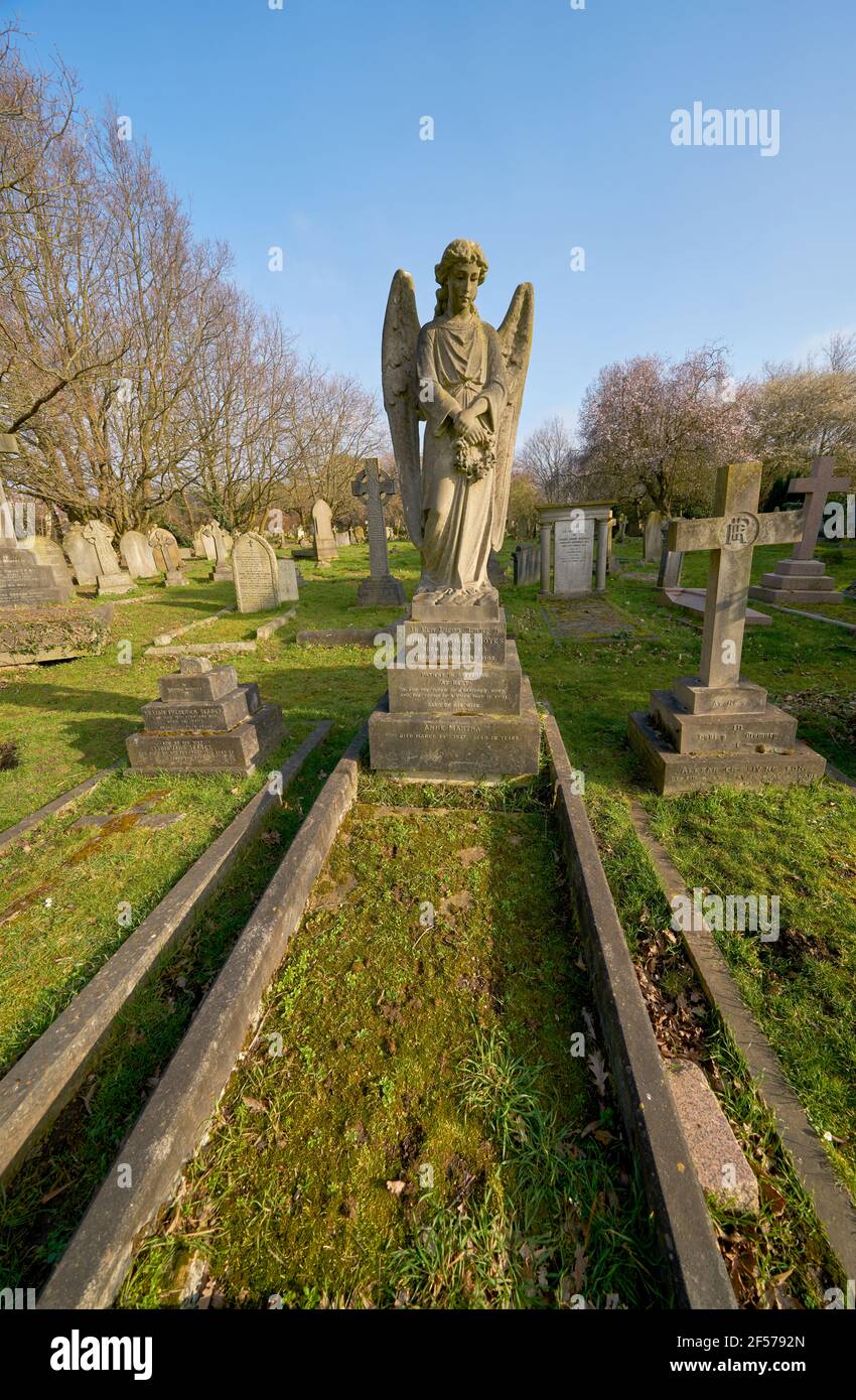 statue of an angel graveyard Stock Photo - Alamy