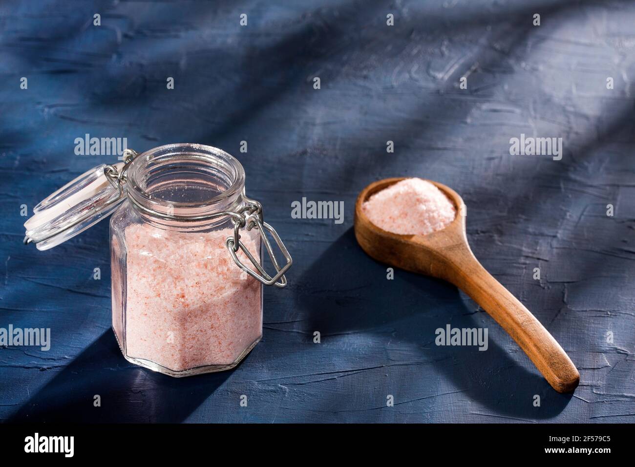 Fine pink salt from the Himalaya Stock Photo - Alamy