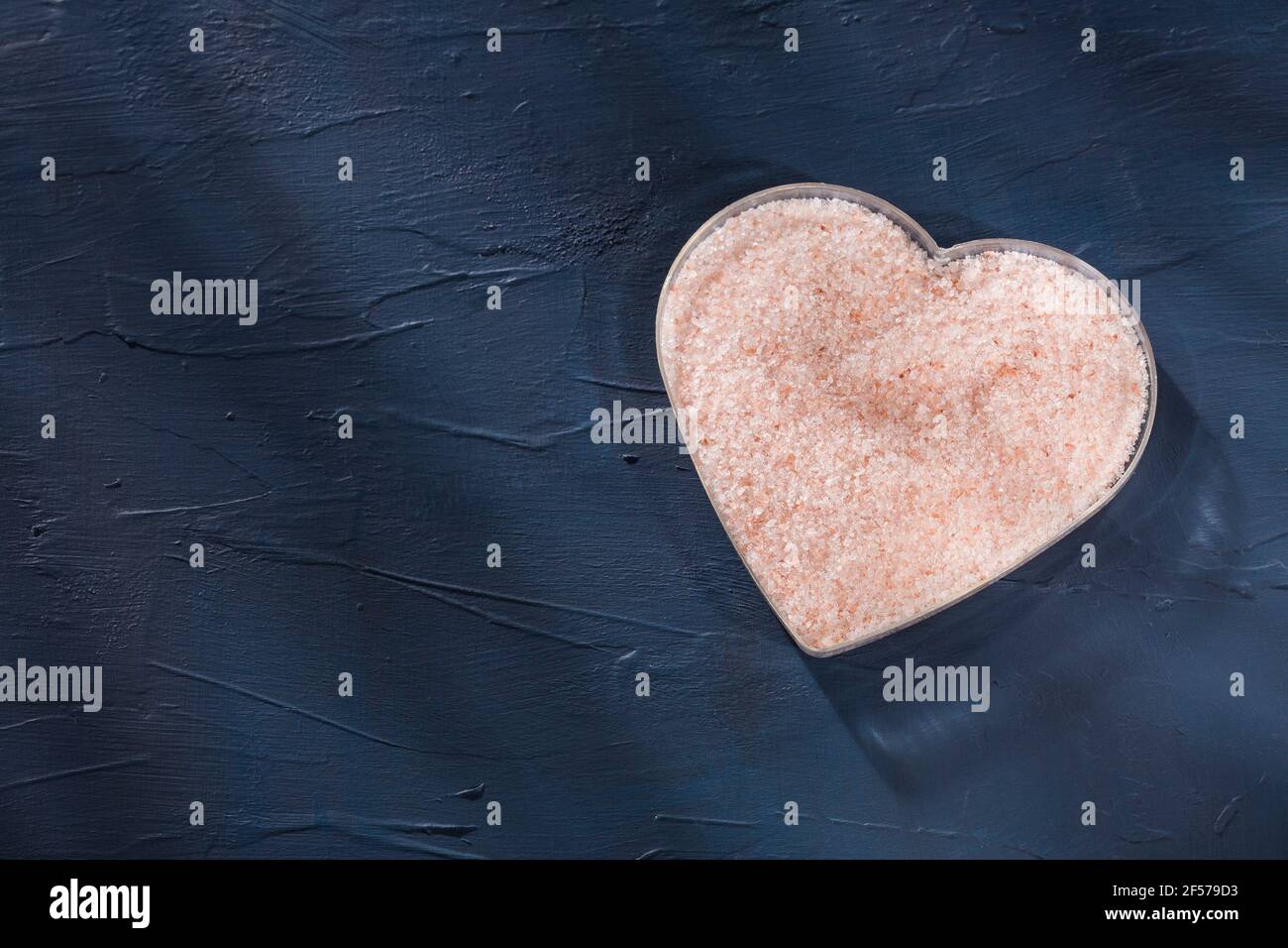 Fine pink Himalayan salt in heart shaped bowl Stock Photo - Alamy