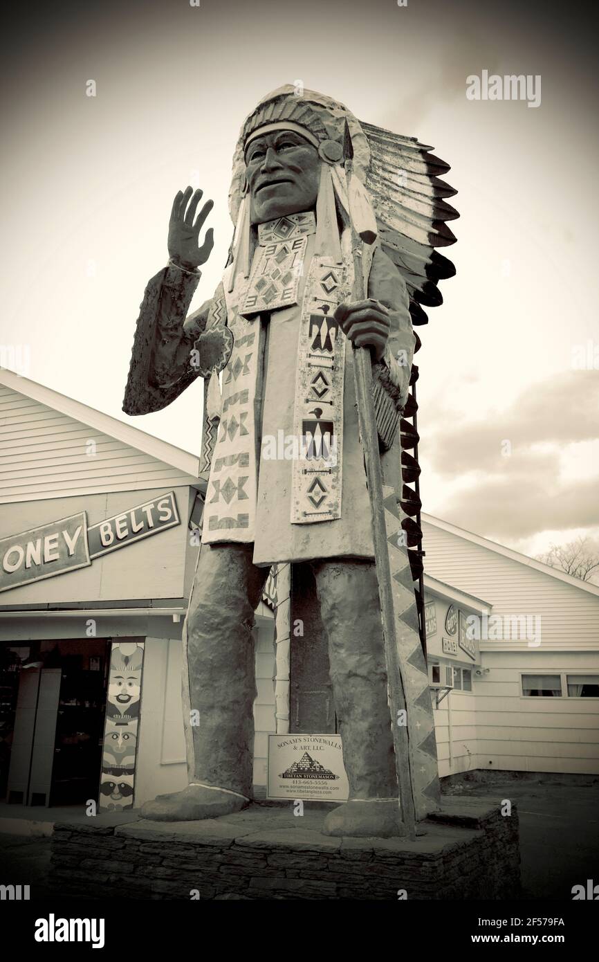 Indian trading post statue hi-res stock photography and images - Alamy