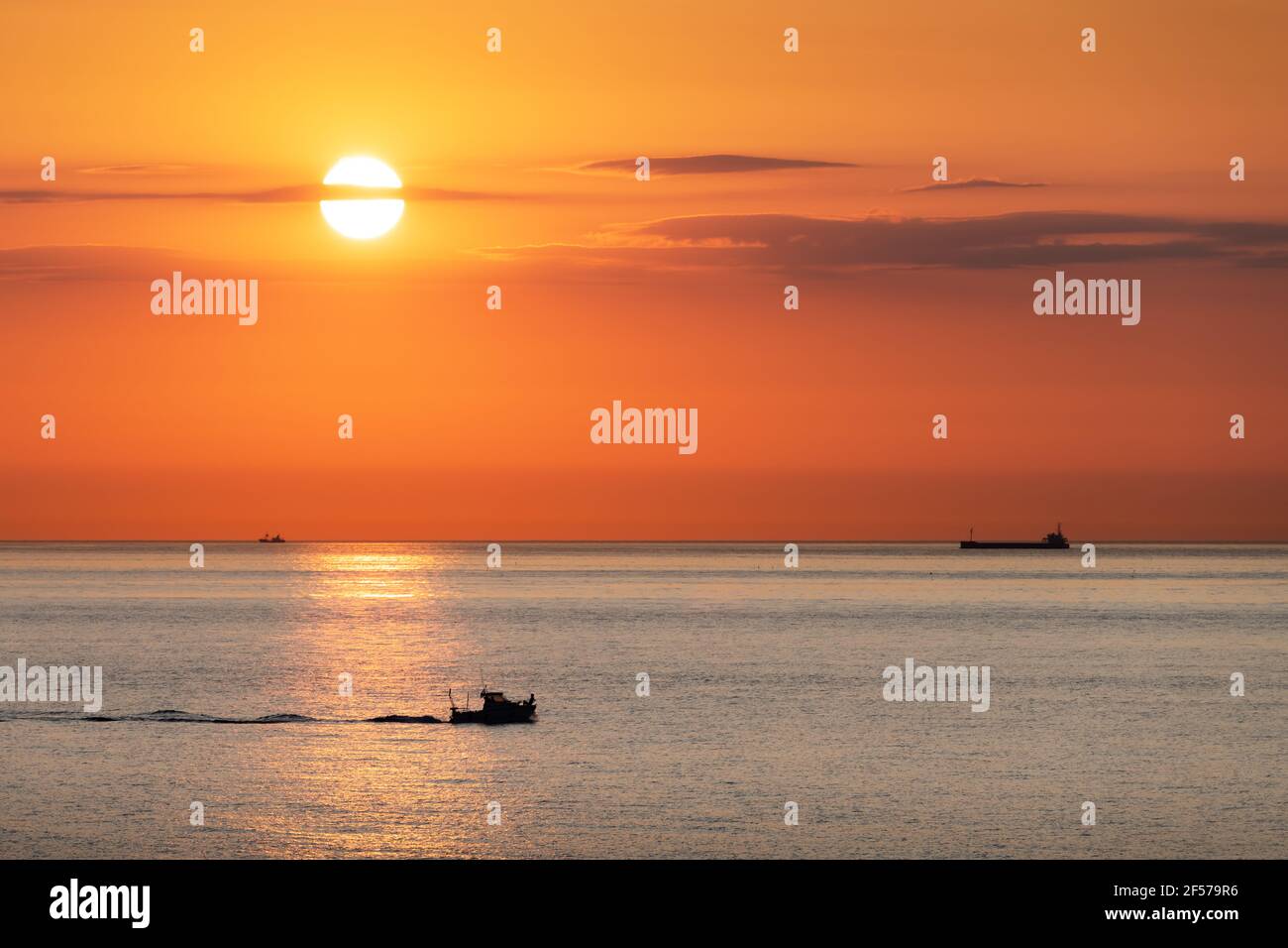 Ocean sunset boat hi-res stock photography and images - Alamy