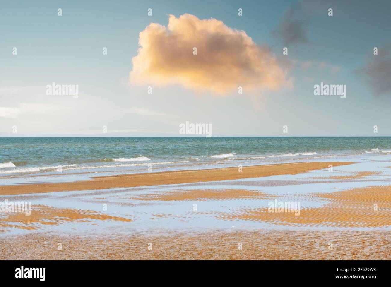 Tide waves on tropical beach sand and blue ocean Stock Photo - Alamy