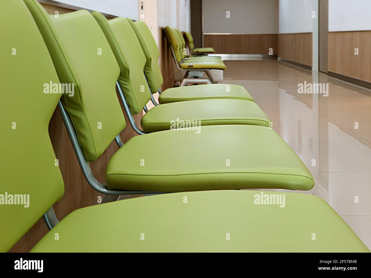 Row of empty chairs in a modern office Stock Photo - Alamy