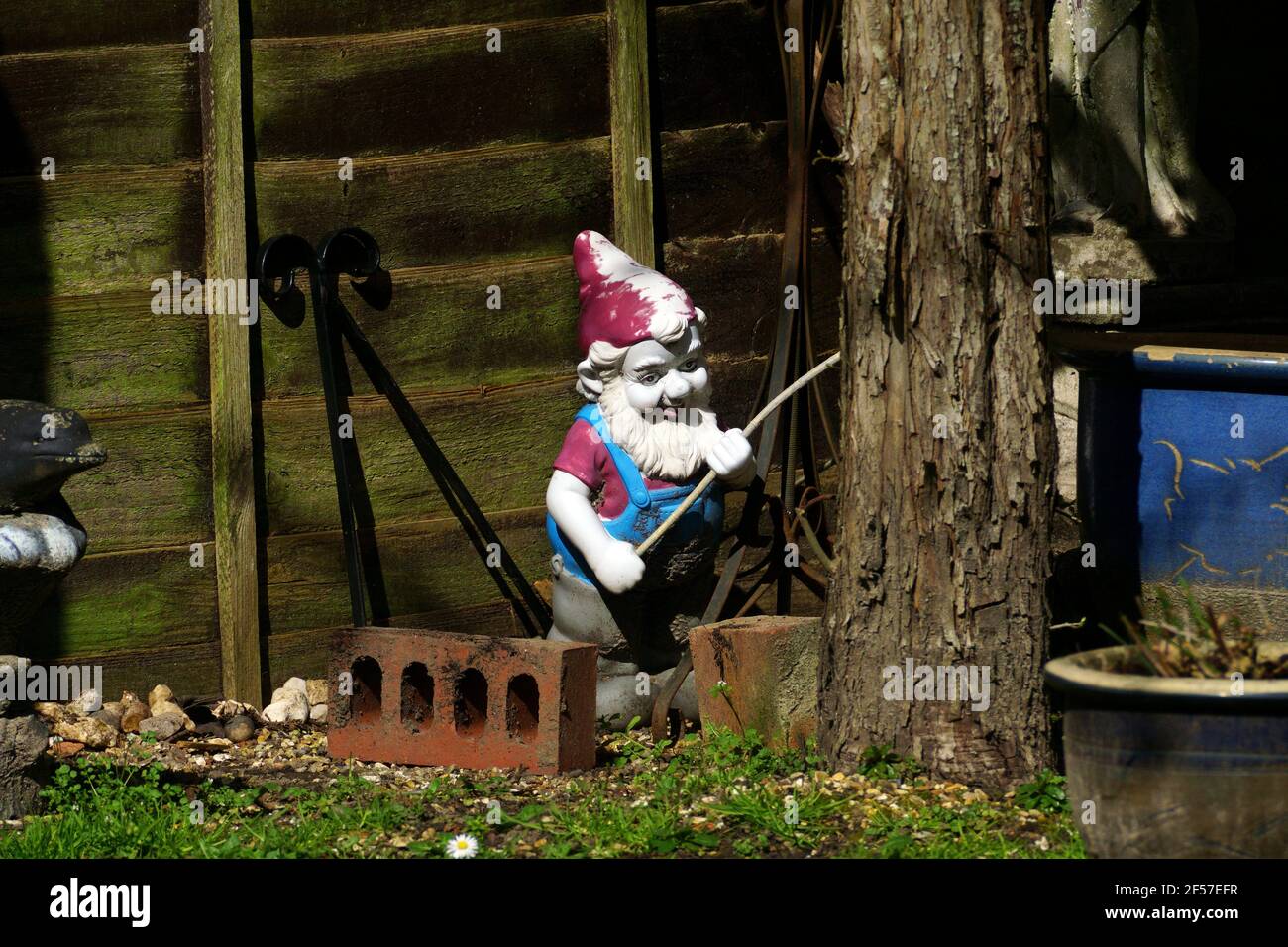 GNOME FISHING IN THE GARDEN Stock Photo - Alamy