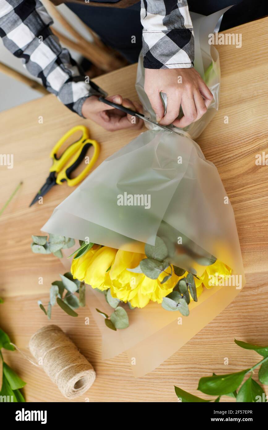 Florist makes bouquet fresh tulips hi-res stock photography and images ...