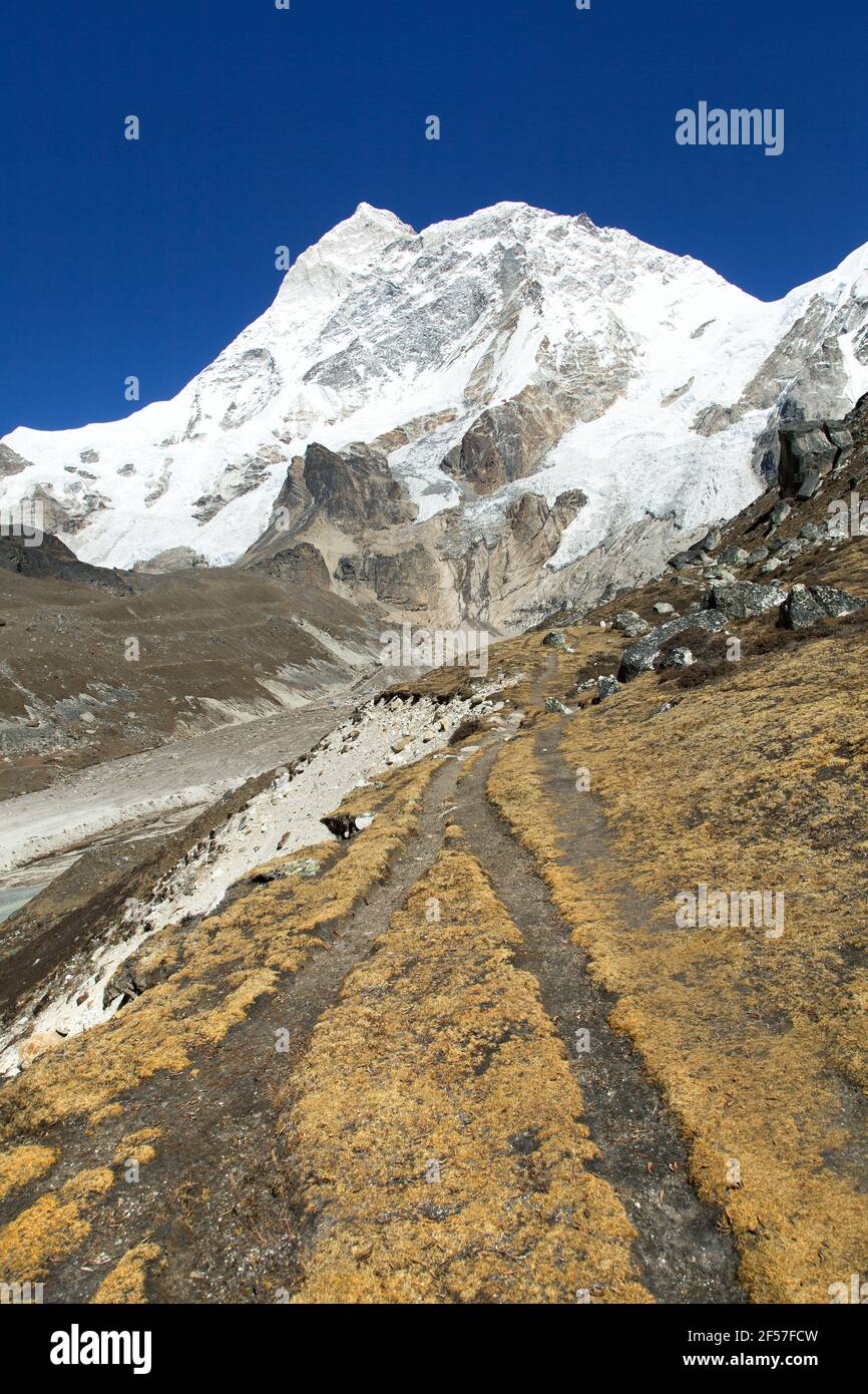 Mount Makalu with pathway, Barun valley, Nepal Himalayas mountains ...