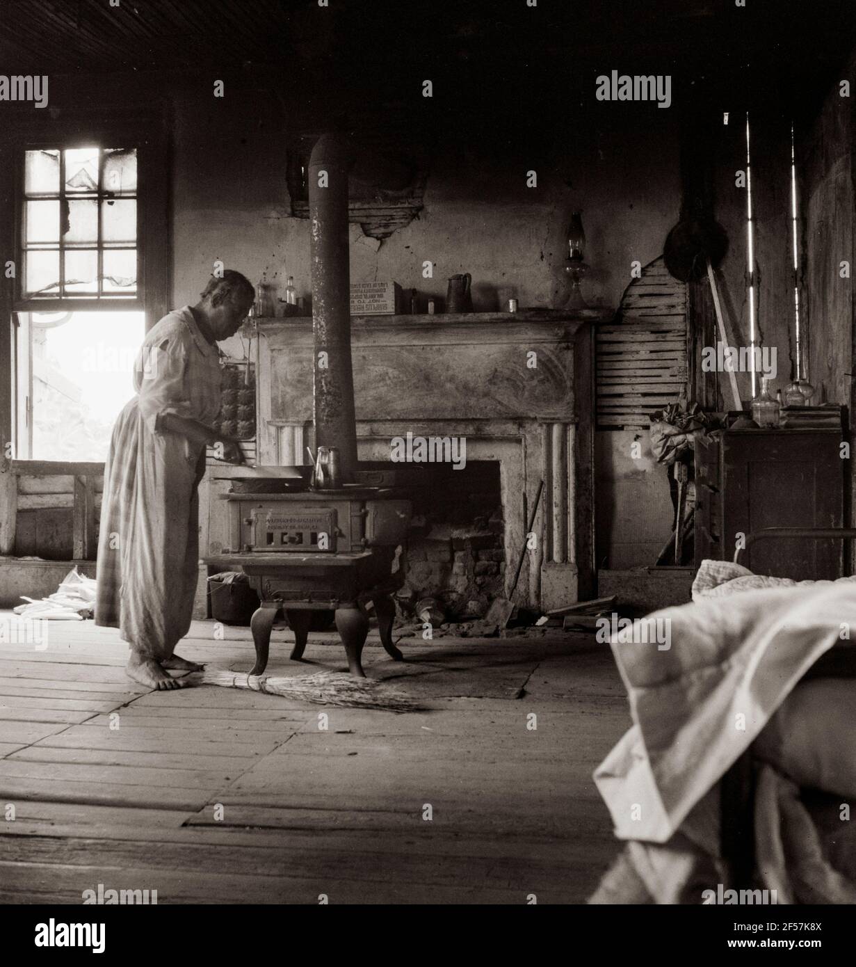 Poverty child house interior hi-res stock photography and images - Alamy