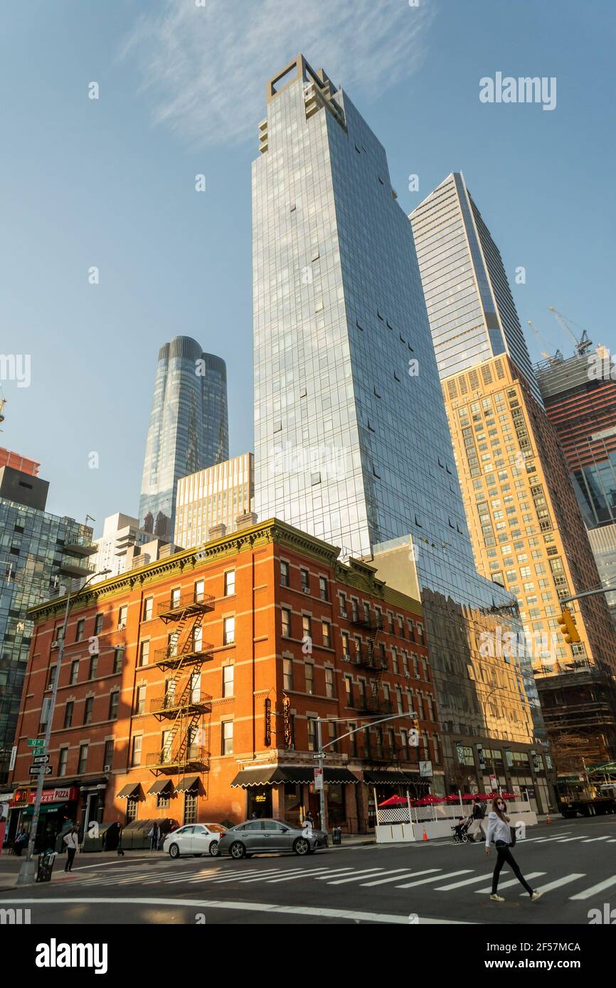 Development in Hudson Yards seen with the contrasting low rise ...