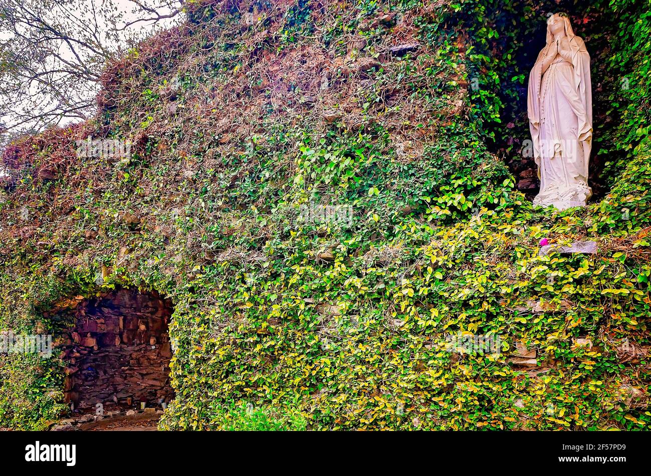 Lourdes cave hi-res stock photography and images - Alamy
