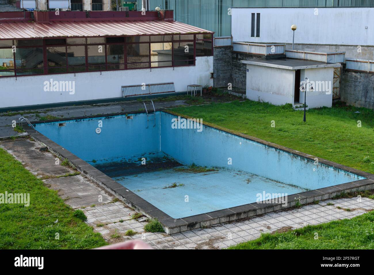 Abandoned swimming pool Stock Photo - Alamy